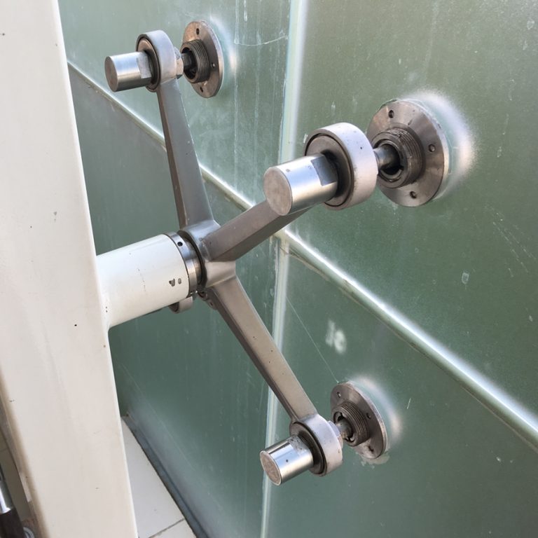 Kontraktor Pasang Kaca Spider Kualitas #1 - Kaca.co.id